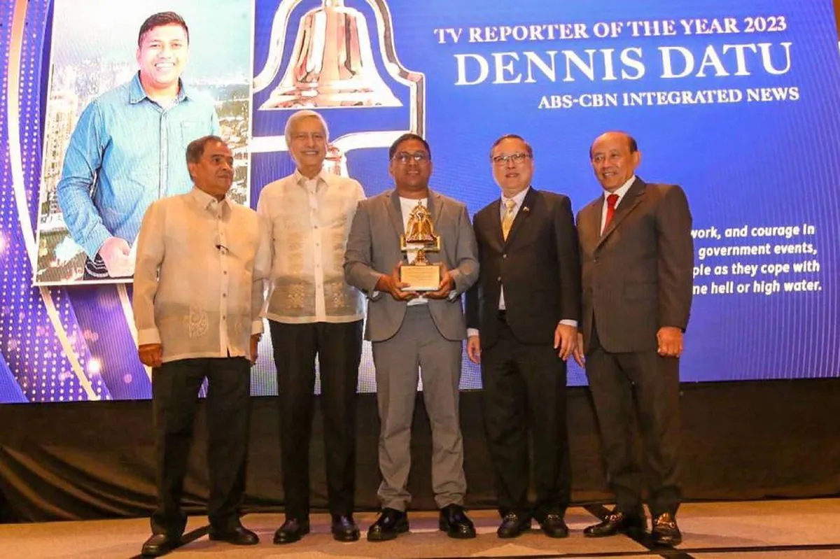 Dennis Datu, Mike Navallo pinarangalan | ABS-CBN News