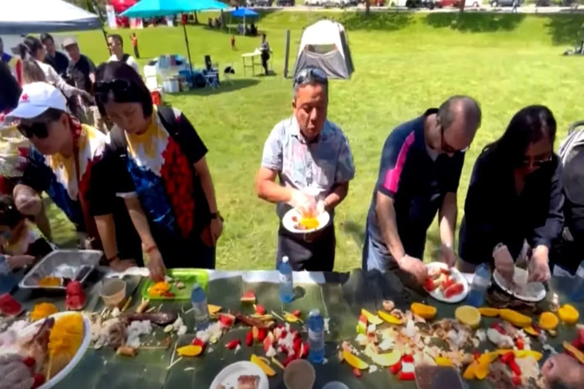 Boodle fight held in Toronto for Filipino Heritage Month | ABS-CBN