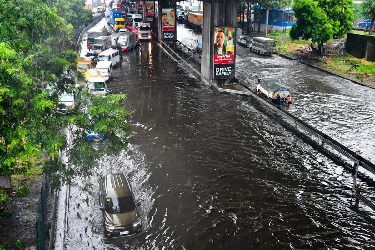 Rain, flood hamper traffic along SLEX | ABS-CBN News