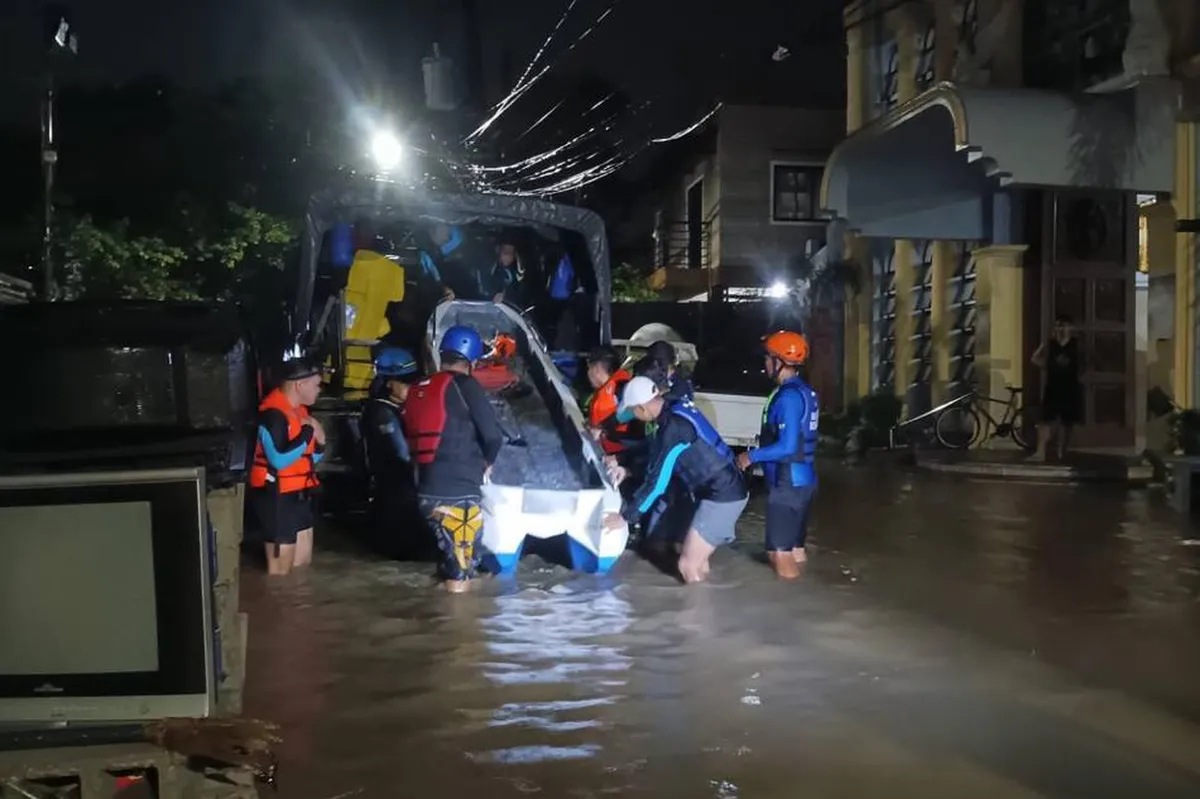 At least 400 evacuated as massive floods hit Bulacan | ABS-CBN News