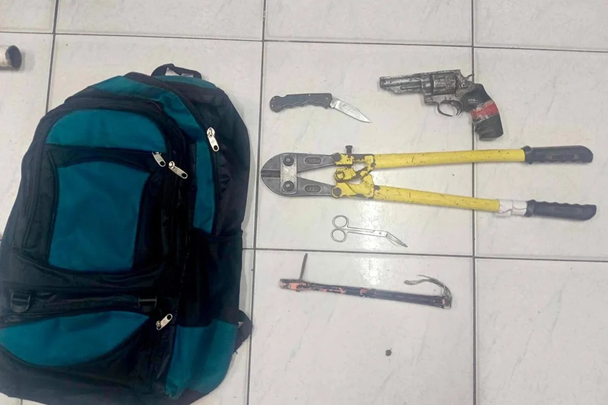 2 lalaki sa Las Piñas arestado dahil umano sa paglabag sa gun ban | ABS ... 2 lalaki sa Las Piñas arestado dahil umano sa paglabag sa gun ban | ABS ...