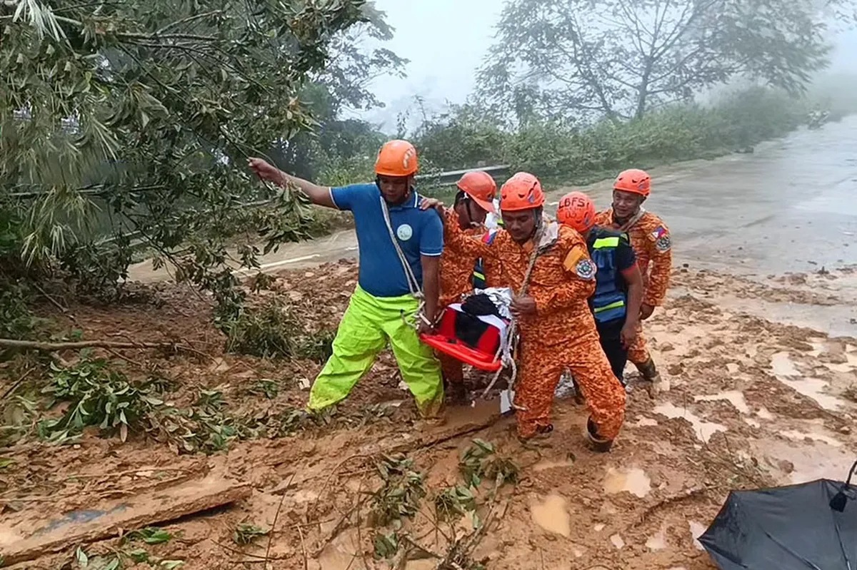 PANOORIN: Pagsagip sa 13 lulan ng truck na-trap sa landslide sa Abra ...