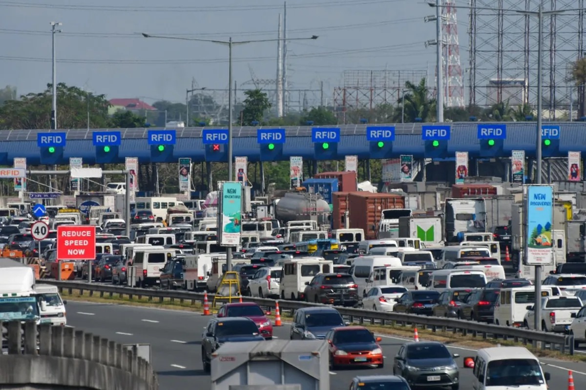 Motorists face heavy traffic as floods hit parts of NLEX | ABS-CBN News