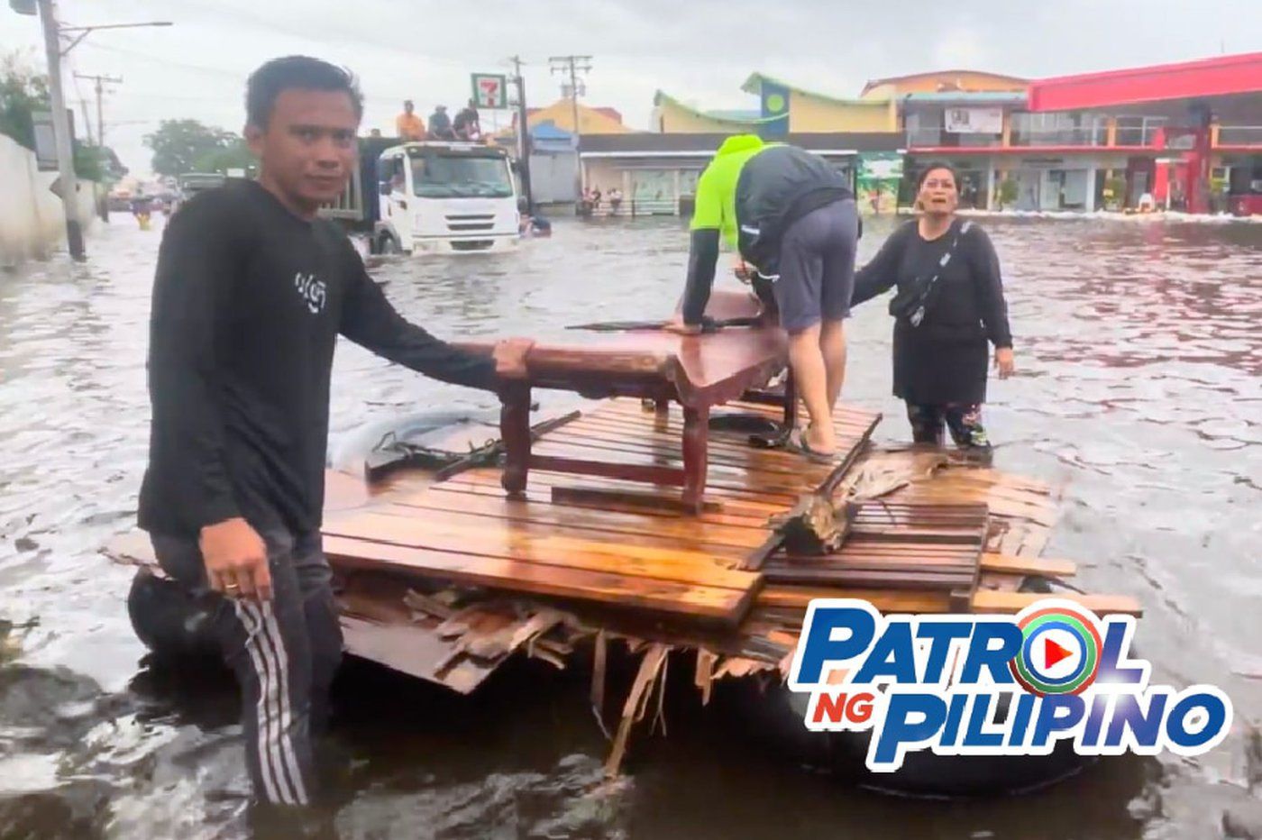 Patrol ng Pilipino: Diskarte ng mga taga-Pampanga para makatawid sa baha | ABS-CBN