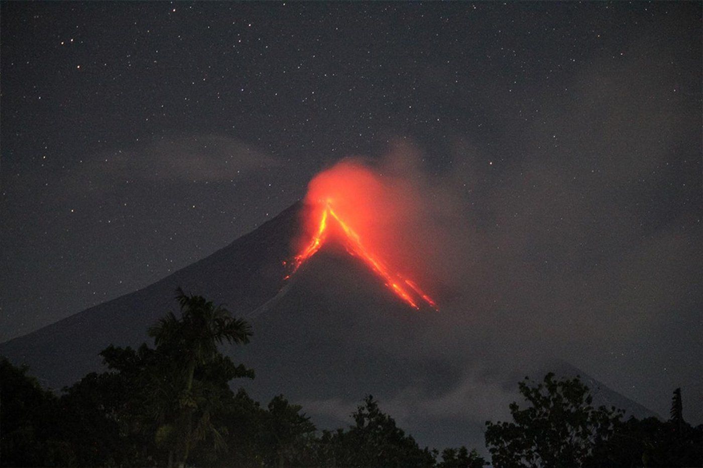 Mayon Volcano to stay on Alert Level 3 amid recent ‘effusive eruption ...