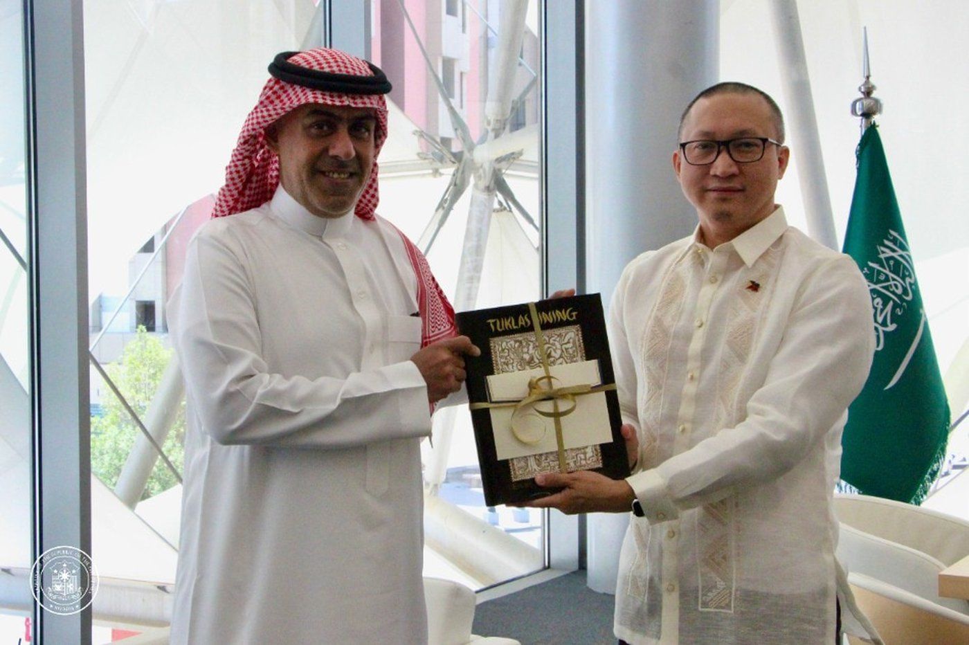 PH Embassy sa Riyadh nag-donate ng Filipiniana books sa King Fahad ...