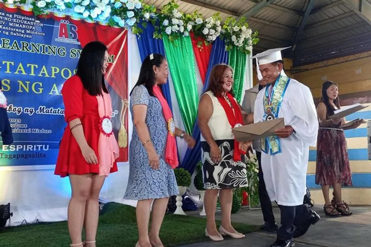 66-anyos tricycle driver sa Mindoro, nagtapos ng elementarya | ABS-CBN ...