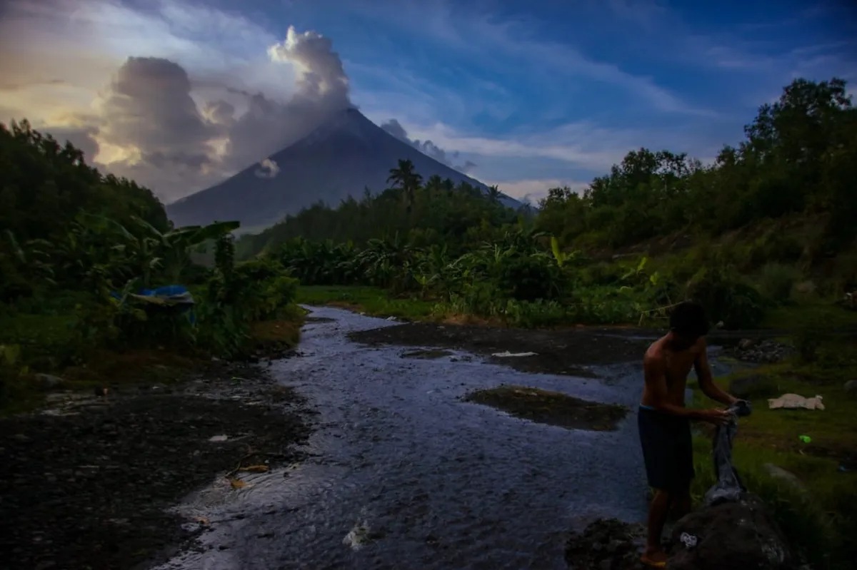 Ashfall mula Mayon naitala sa Guinobatan, Albay | ABS-CBN News