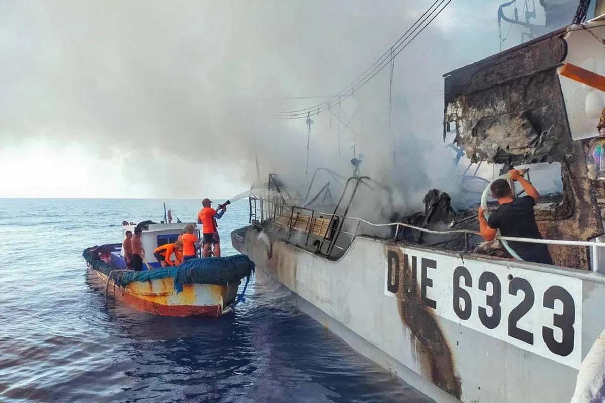 Fishing boat catches fire in Cuyo, Palawan | ABS-CBN News