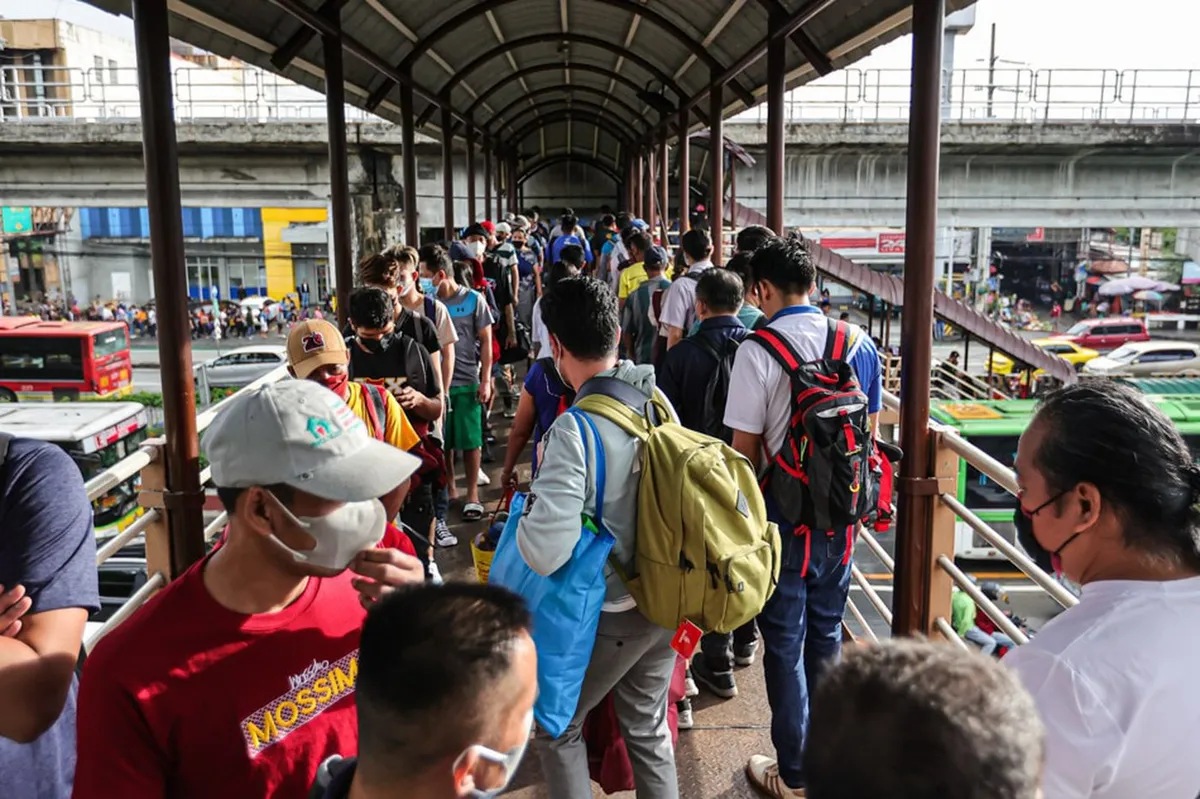 People use the EDSA Bus Carousel on first working day of 2023 | ABS-CBN ...