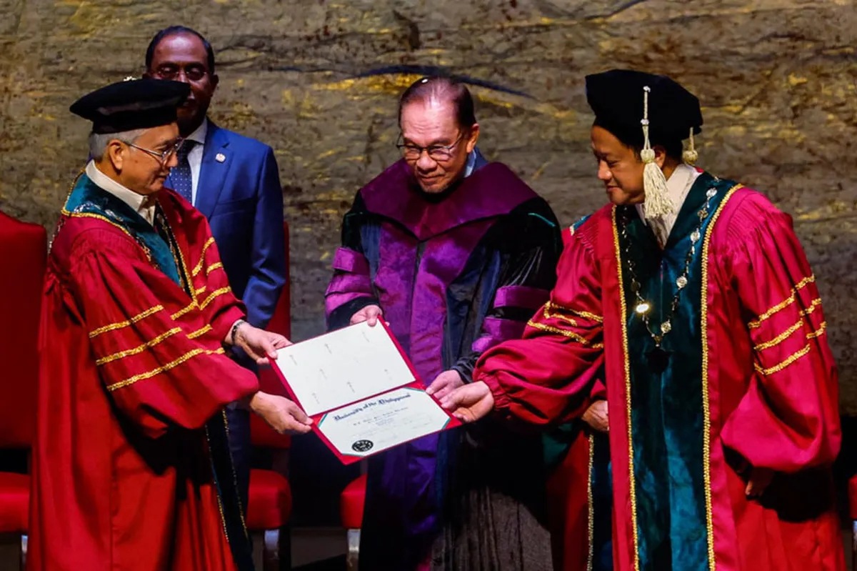 Anwar Ibrahim receives honorary degree from UP Diliman | ABS-CBN News
