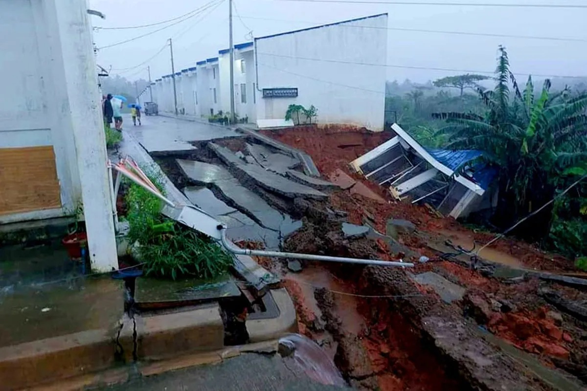 Halos 40 bahay sa Salcedo, Eastern Samar gumuho | ABS-CBN News