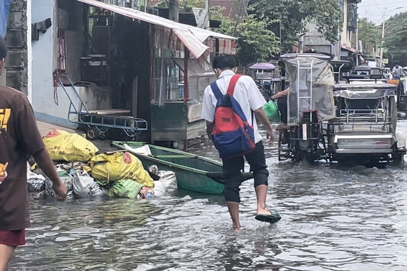 Ilang lugar sa Laguna, binaha; landslide naiulat sa Quezon | ABS-CBN News