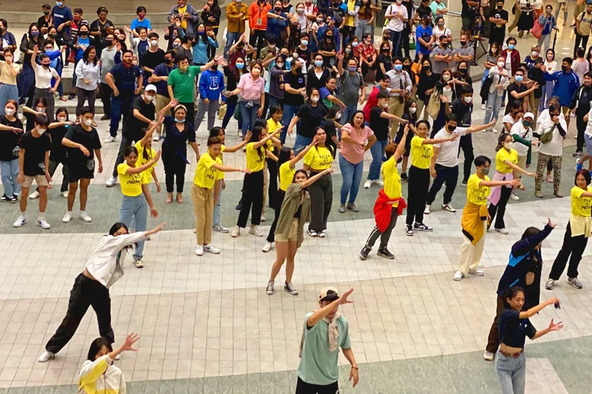 Flash mob takes over Quezon City mall to celebrate zero-waste month ...