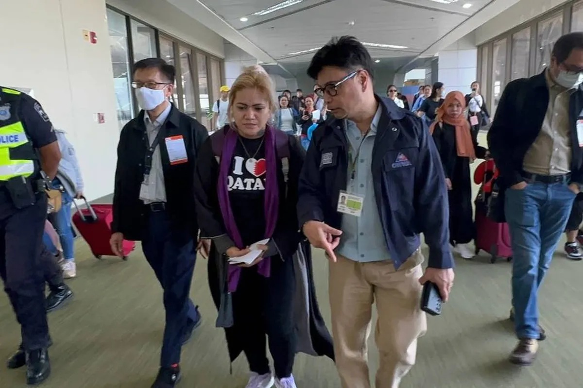 OFW na ina ng binatilyong biktima ng 'mistaken identity', nakauwi na ... OFW na ina ng binatilyong biktima ng 'mistaken identity', nakauwi na ...