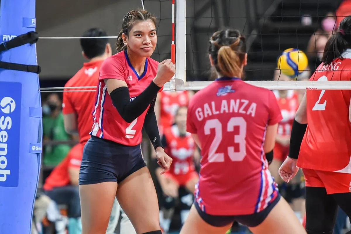 Creamline players banner women's national team pool | ABS-CBN Sports