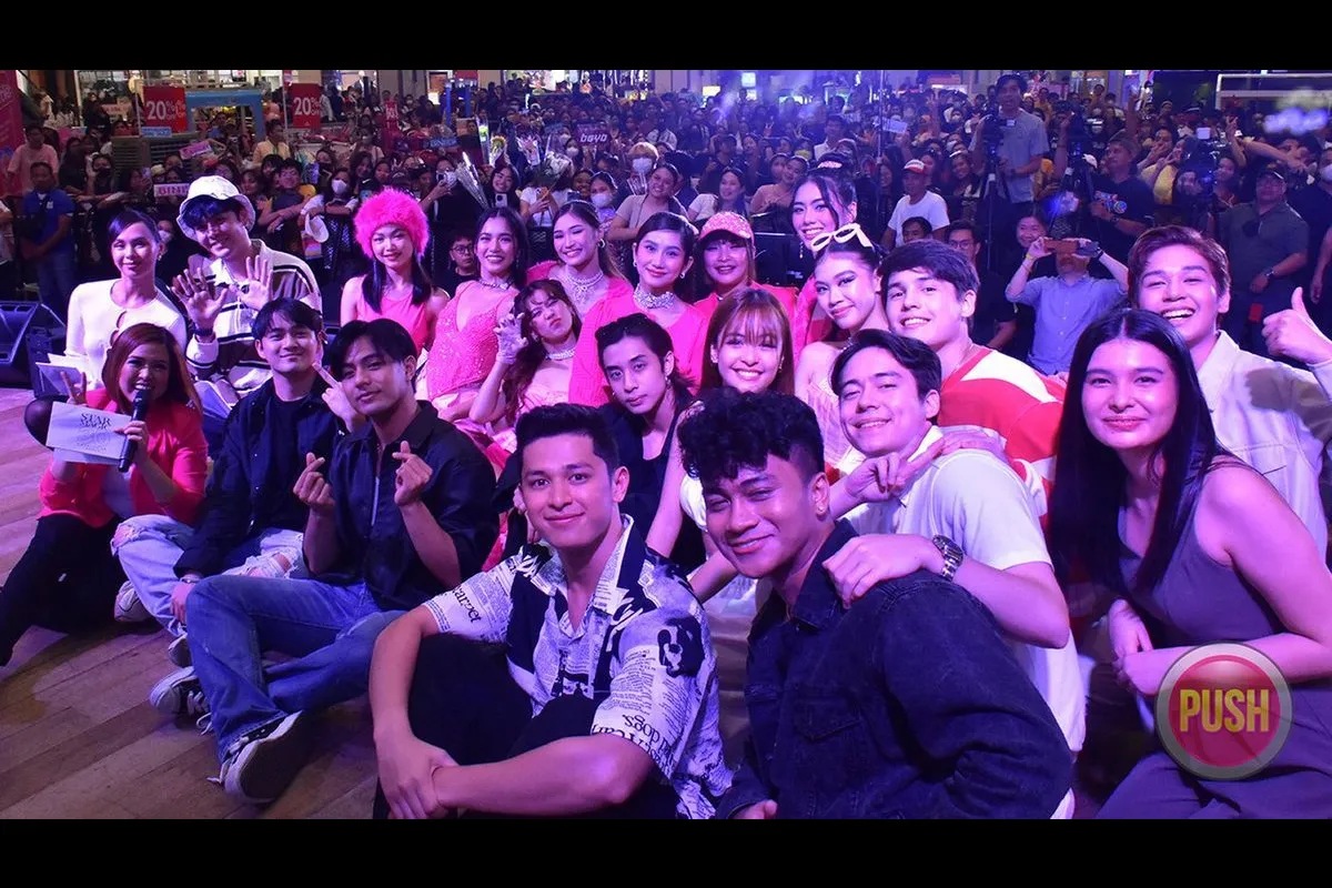 Star Magic artists, nakipag-bonding sa mga fans sa mall show ng Star ... Star Magic artists, nakipag-bonding sa mga fans sa mall show ng Star ...