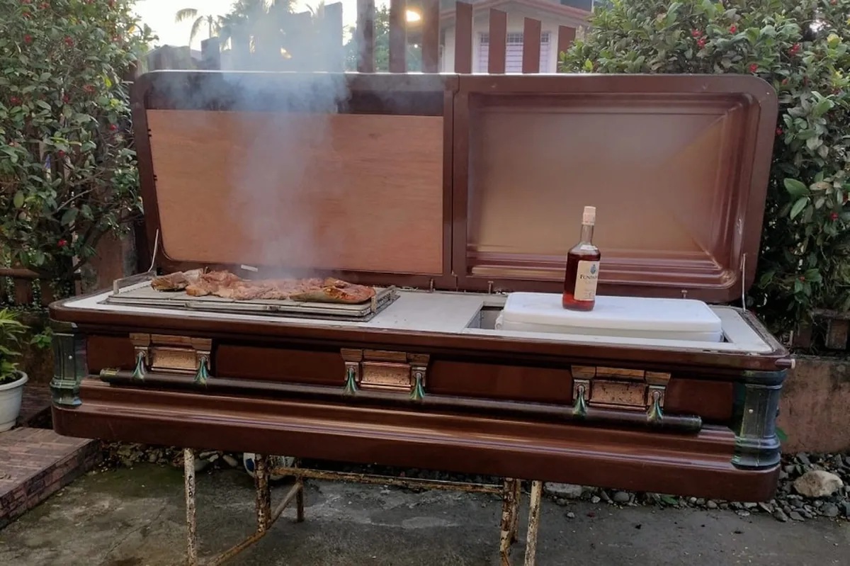 'Coffin-asal': Kabaong ginawang ihawan, cooler ng may-ari ng punerarya ...