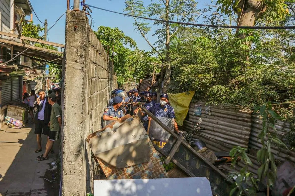 Residents barricade against Caybiga demolition | ABS-CBN News