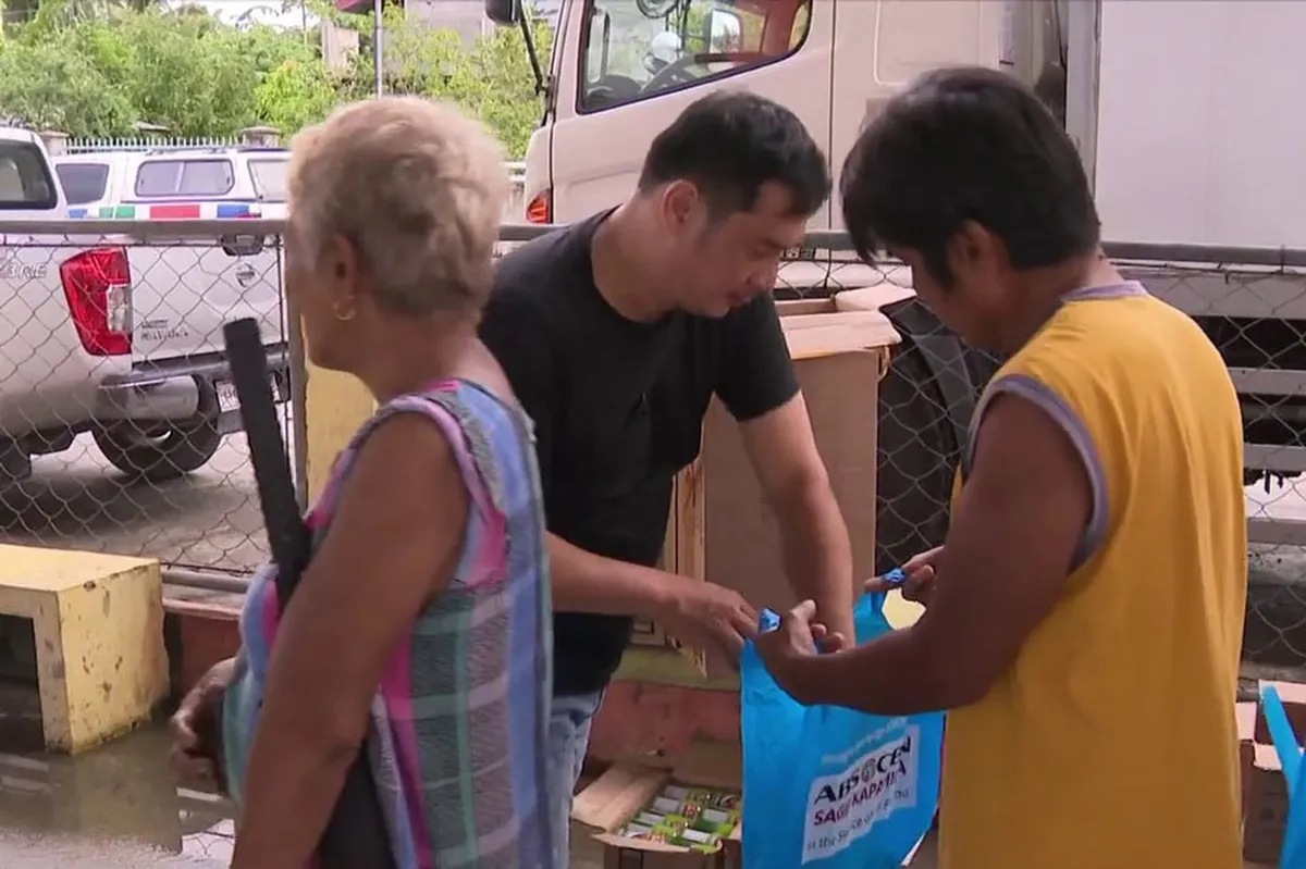 Mga de-lata, bigas handog sa mga apektado ng baha sa Naujan, Oriental ...