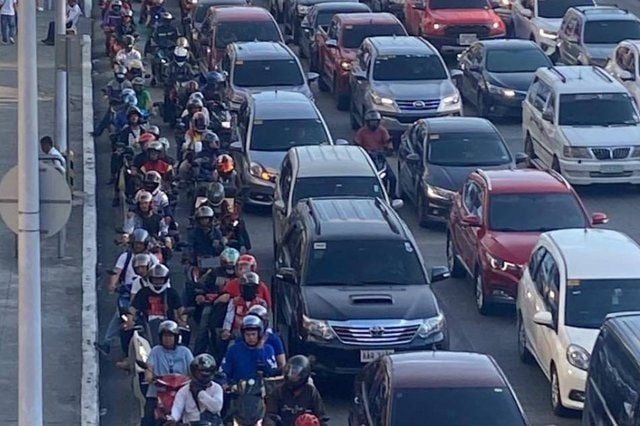 MMDA starts apprehending motorcycle riders on EDSA bike lane | ABS-CBN News
