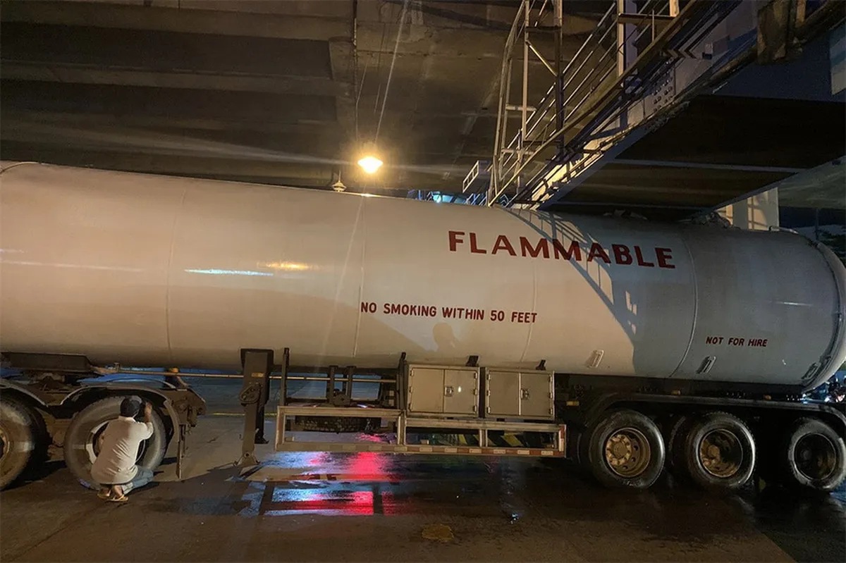 Tanker sumabit sa footbridge sa EDSA-Quezon Avenue | ABS-CBN News