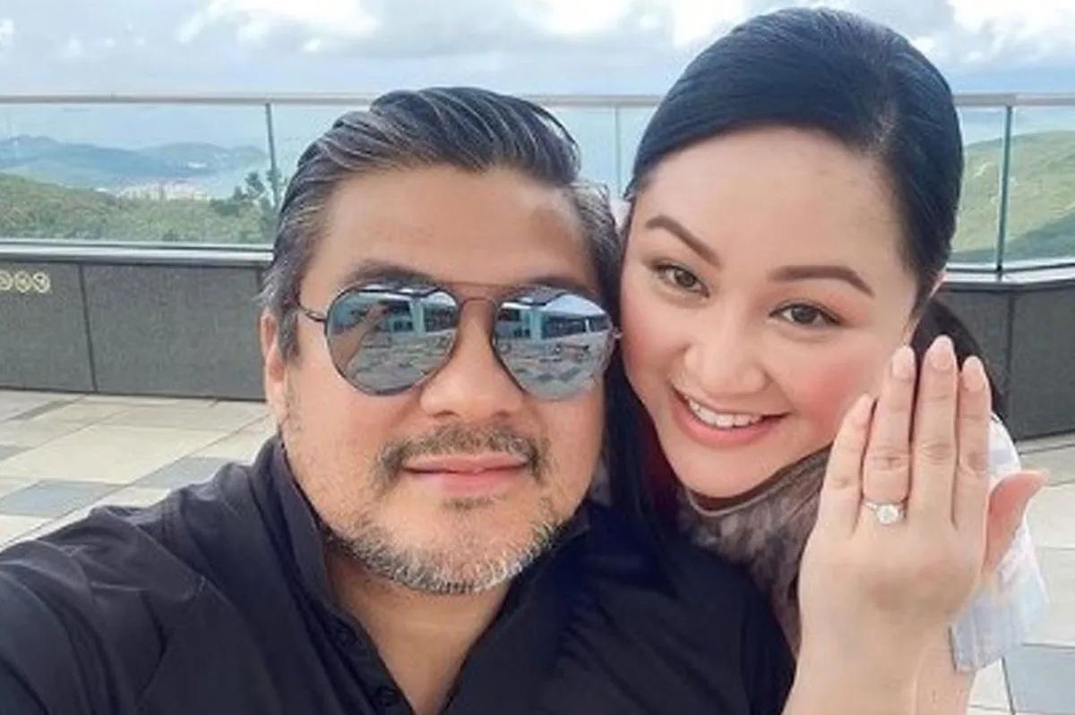 LOOK: Jomari Yllana proposes to Abby Viduya in HK | ABS-CBN Entertainment