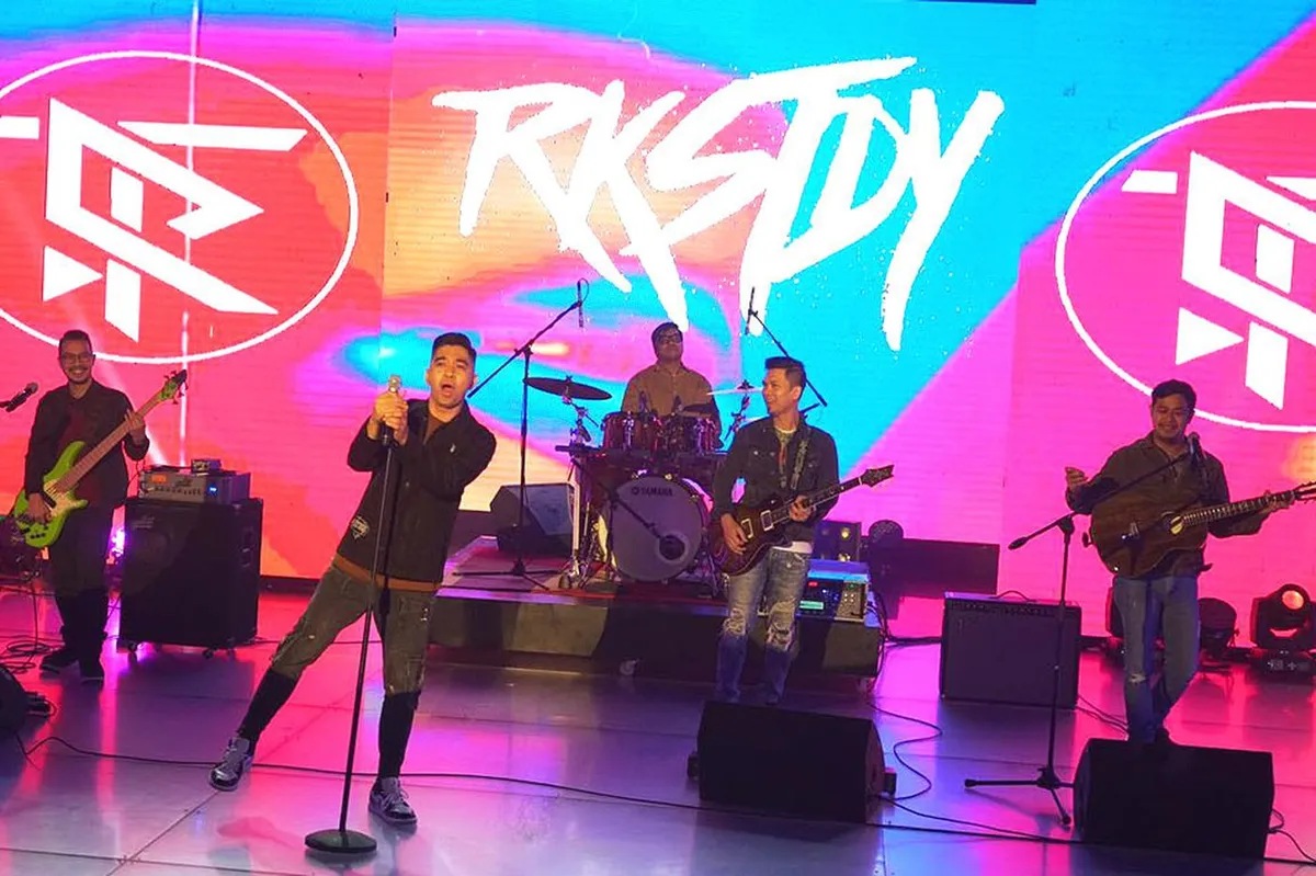 WATCH: Rocksteddy performs new single 'Sorbetes' on 'Showtime' | ABS ...