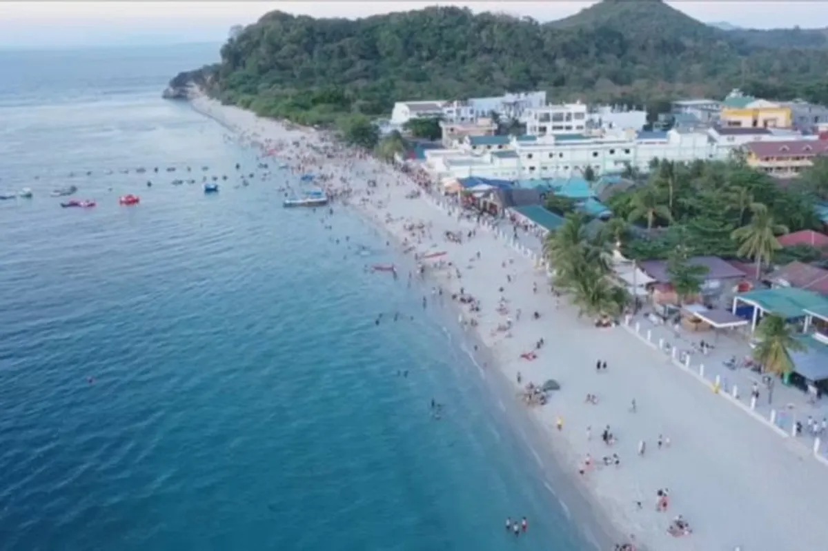 Mga taga-Puerto Galera naligo sa beach para ipakitang 'di apektado ng ...