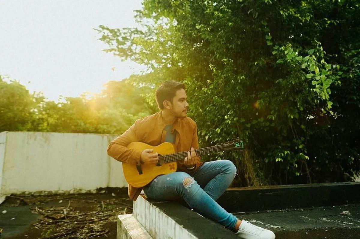 Jason Hernandez travels back in time for new single 'Oras' | ABS-CBN ...