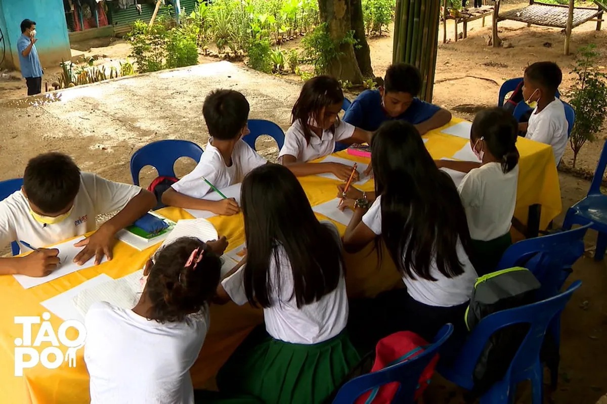 Tao Po: Mga estudyante ng Mabaldog Elementary School tumatawid ng ilog ...