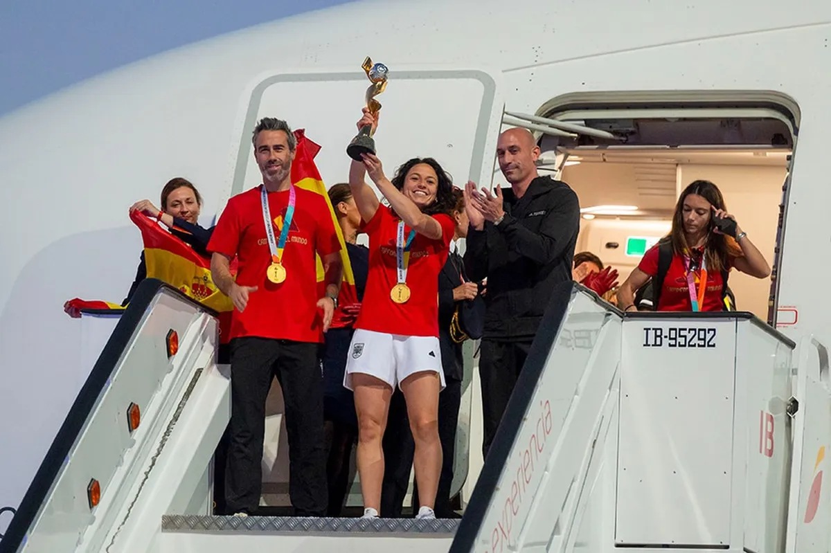 Spain PM says football boss apology over kiss 'insufficient' | ABS-CBN ...