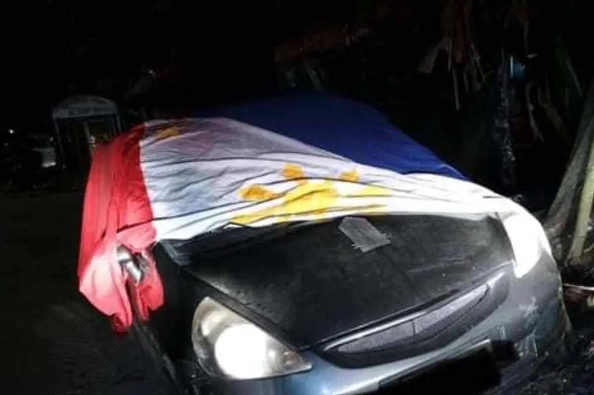 Lalaking ginawang pantakip ng sasakyan ang watawat ng Pilipinas ... Lalaking ginawang pantakip ng sasakyan ang watawat ng Pilipinas ...