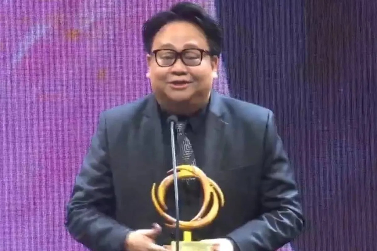 LOOK: Ruel Bayani accepts award for 'An Inconvenient Love' at ...