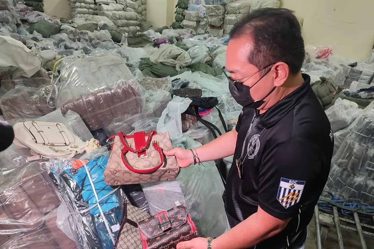 Nasa P10-B halaga ng pekeng produkto, nasamsam sa Binondo | ABS-CBN News Nasa P10-B halaga ng pekeng produkto, nasamsam sa Binondo | ABS-CBN News