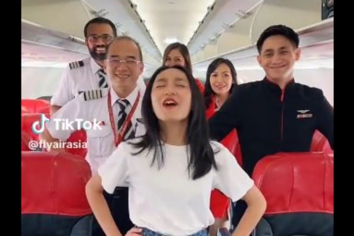 After viral bag video, Pinay teen in SG teams up with airline for content | ABS-CBN Lifestyle