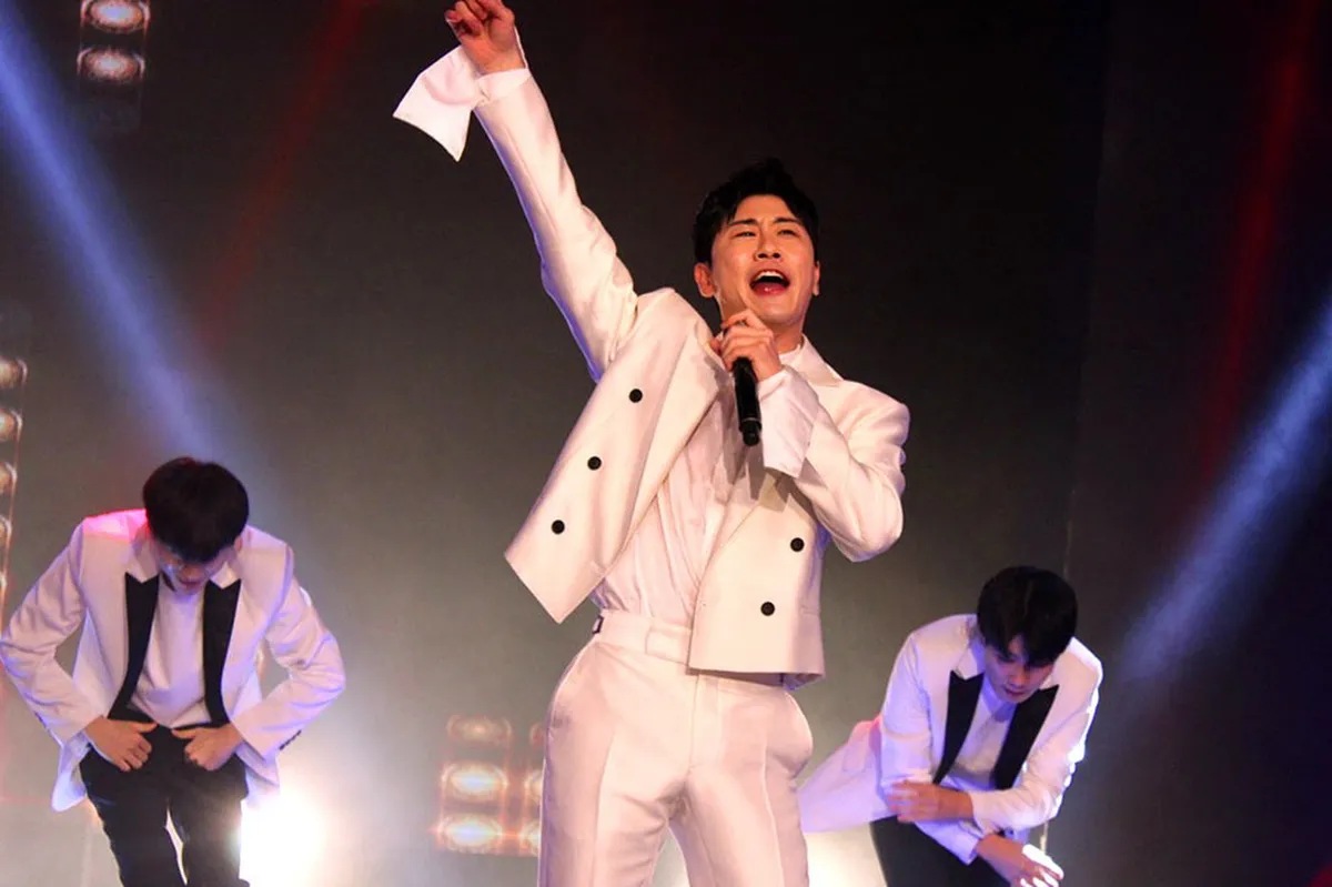 Korean trot singer Young Tak performs on 'It's Showtime' | ABS-CBN Entertainment