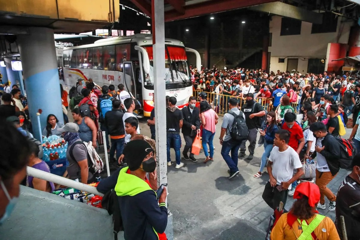Travelers fill bus station on Holy Week rush | ABS-CBN News