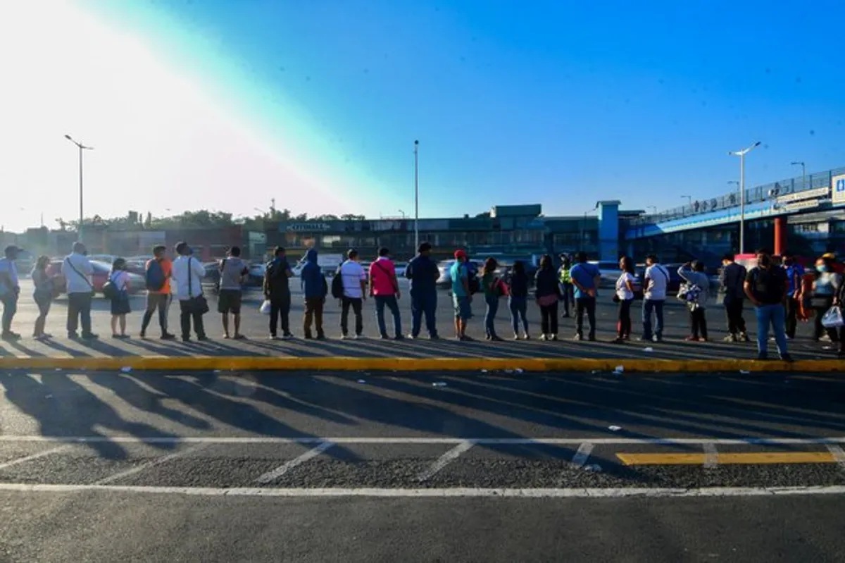 Maraming commuter hirap makasakay sa unang araw ng tigil-pasada | ABS ...