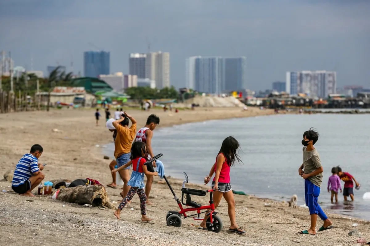 Mga awtoridad nagpaalalang bawal maligo sa Baseco Beach | ABS-CBN News