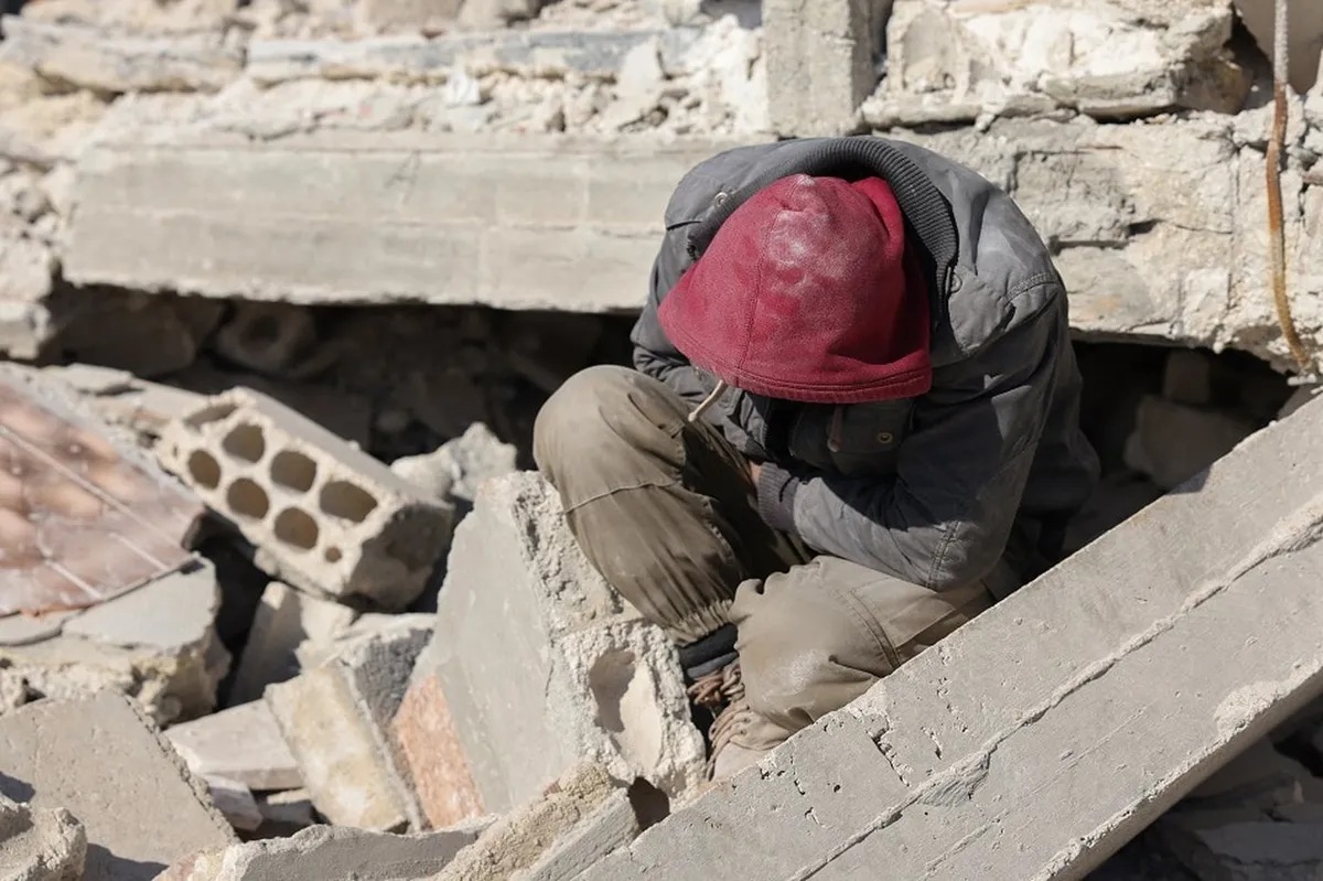 Syrian man digs for 30 relatives buried by quake | ABS-CBN