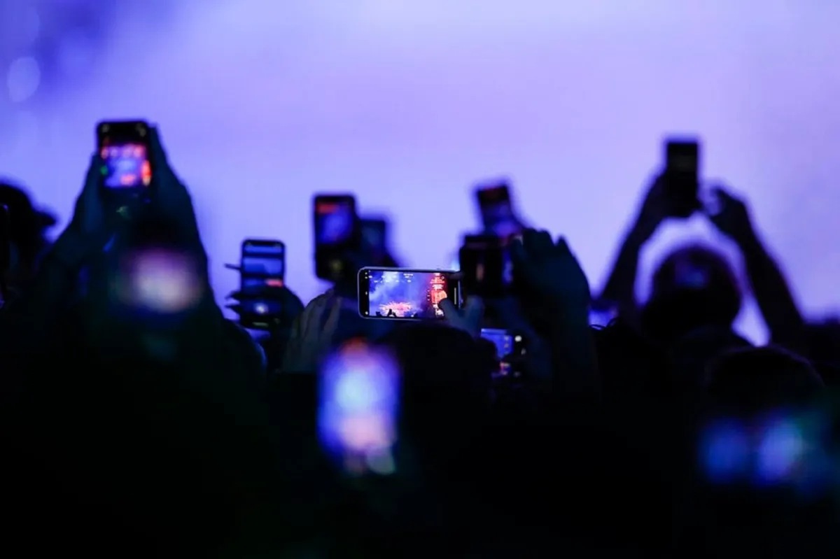 5.3 billion cell phones to become waste in 2022: report | ABS-CBN