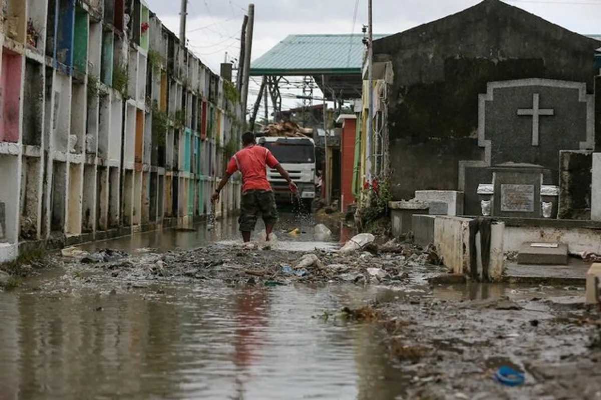 Ilang sementeryo lubog pa rin sa baha kasunod ng 'Paeng' | ABS-CBN News