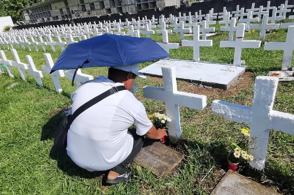 Yolanda mass grave at mga sementeryo sa Tacloban dinagsa ngayong Undas ...