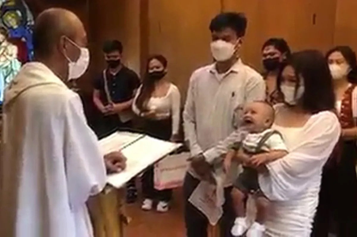 PANOORIN: Sanggol di mapigilan ang pagtawa habang binibinyagan | ABS ...