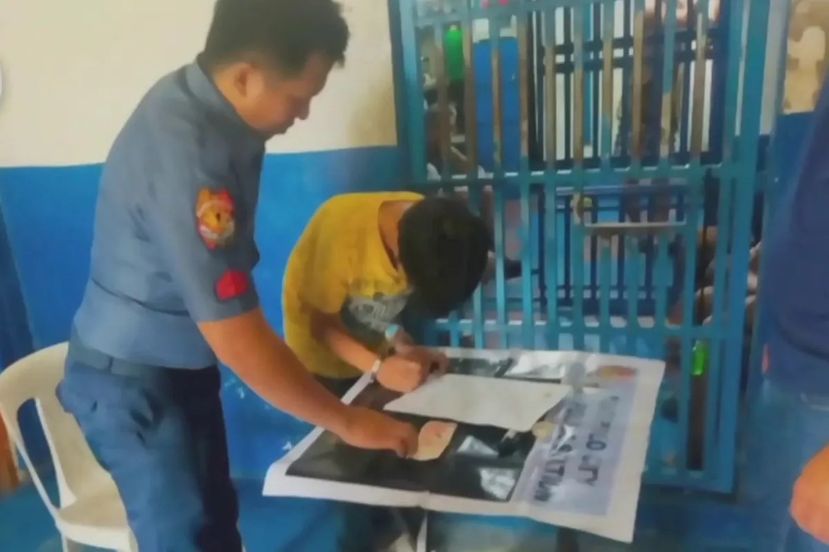 Lalaki nagtangkang magpuslit ng shabu sa police station | ABS-CBN News Lalaki nagtangkang magpuslit ng shabu sa police station | ABS-CBN News