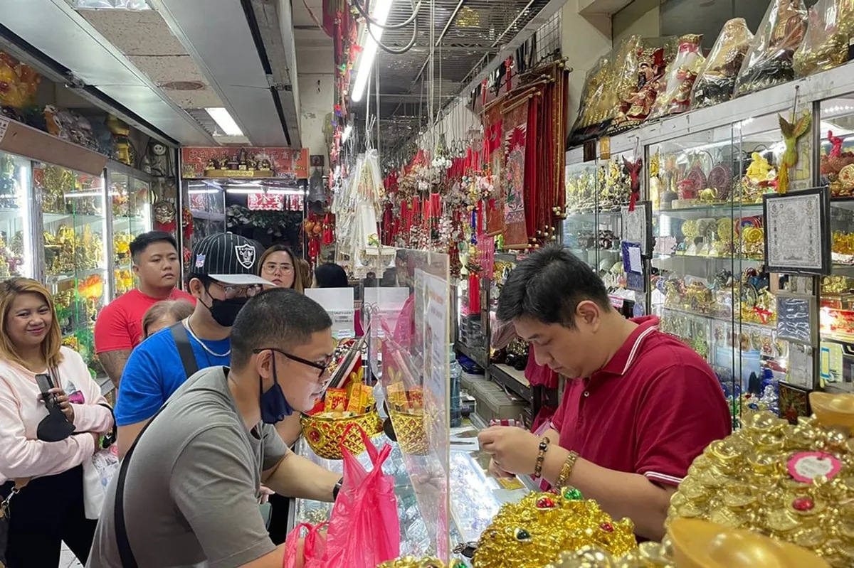 Chinese New Year: Mga namimili ng lucky charms sa Binondo tuloy ang ...