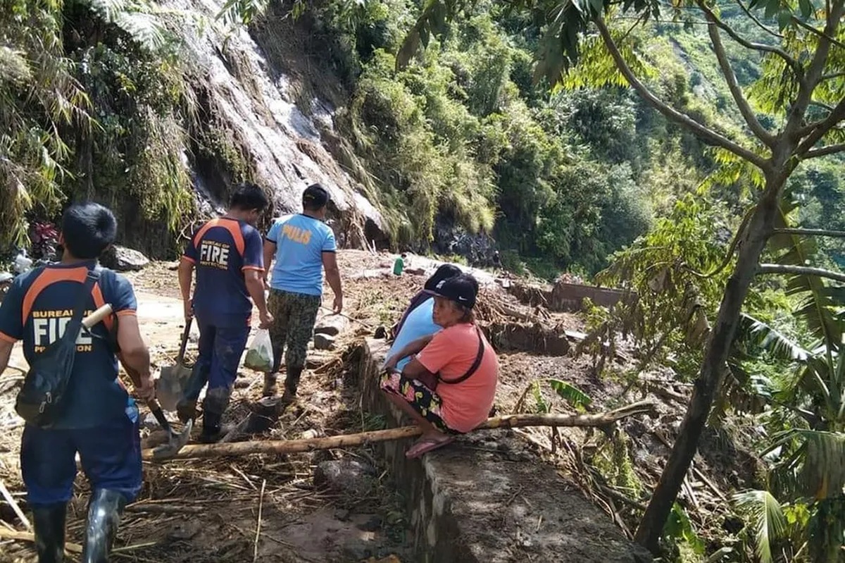 Lalaki patay matapos matabunan ng landslide sa Ifugao | ABS-CBN News Lalaki patay matapos matabunan ng landslide sa Ifugao | ABS-CBN News