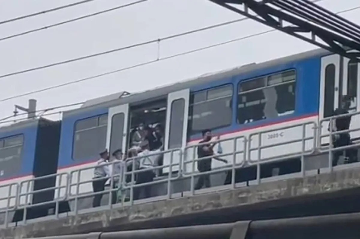 MRT resumes full operations after passenger jumps onto tracks | ABS-CBN ...