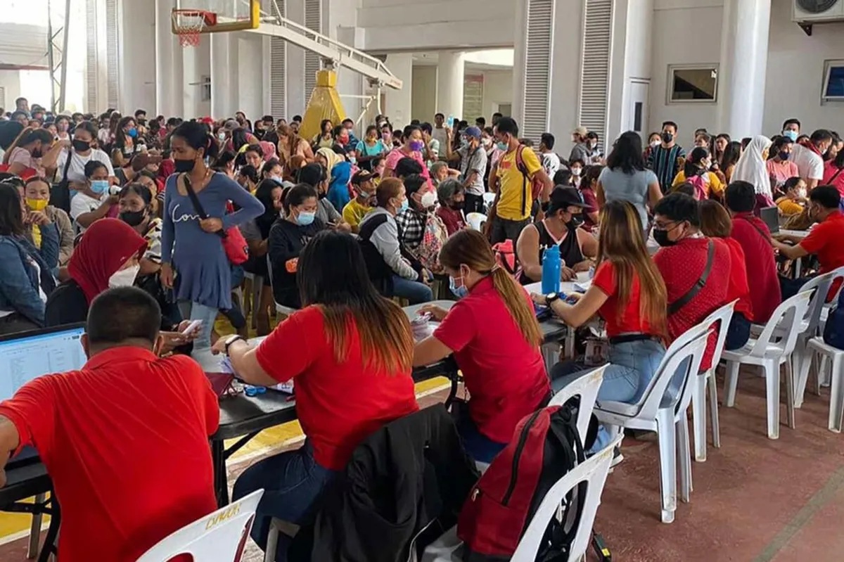 DSWD offices sa Davao region dinagsa para sa education aid; pila mas ...